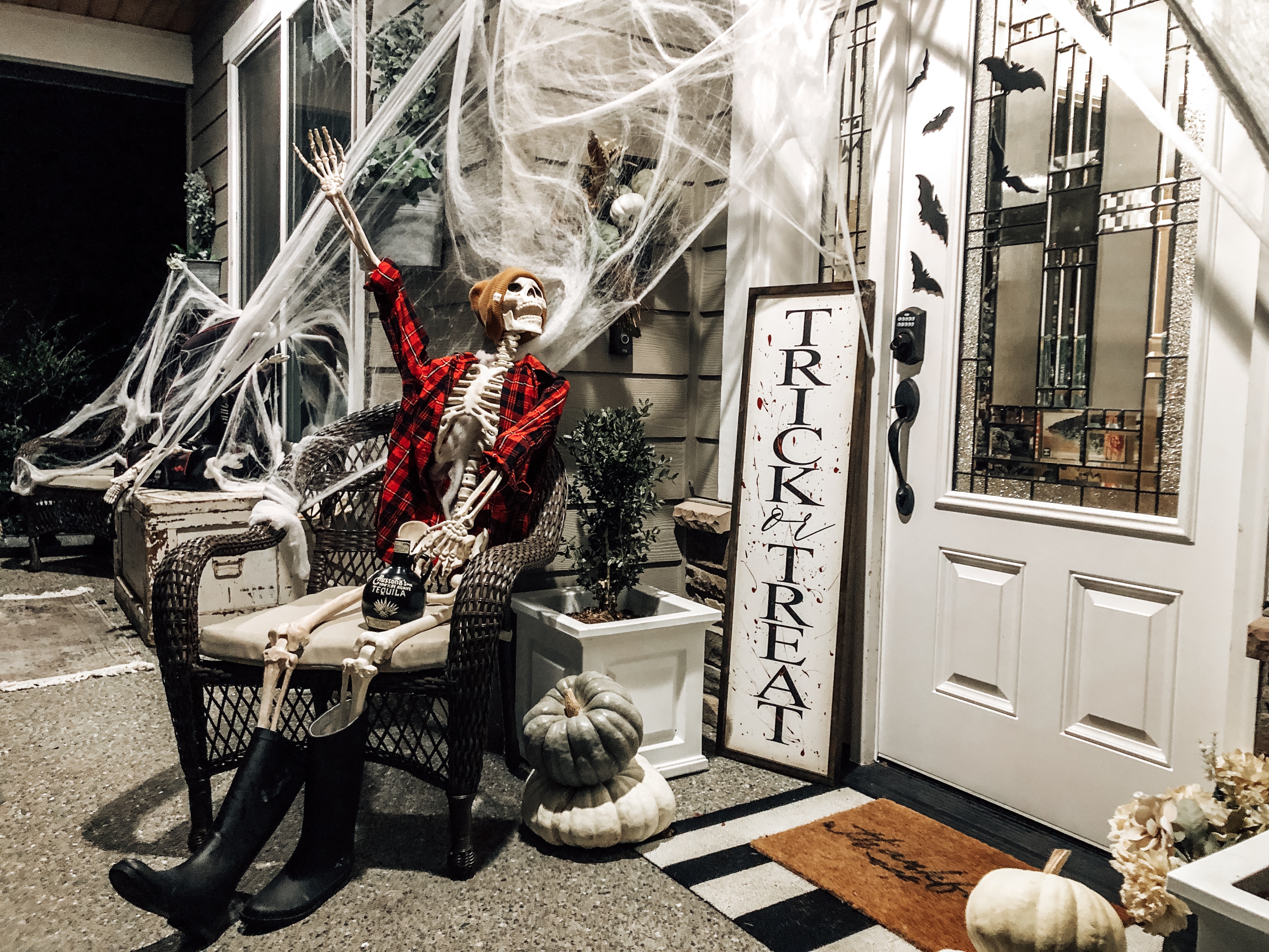 A Simple, Silly & Spooky Halloween Front Porch - Rain and Pine